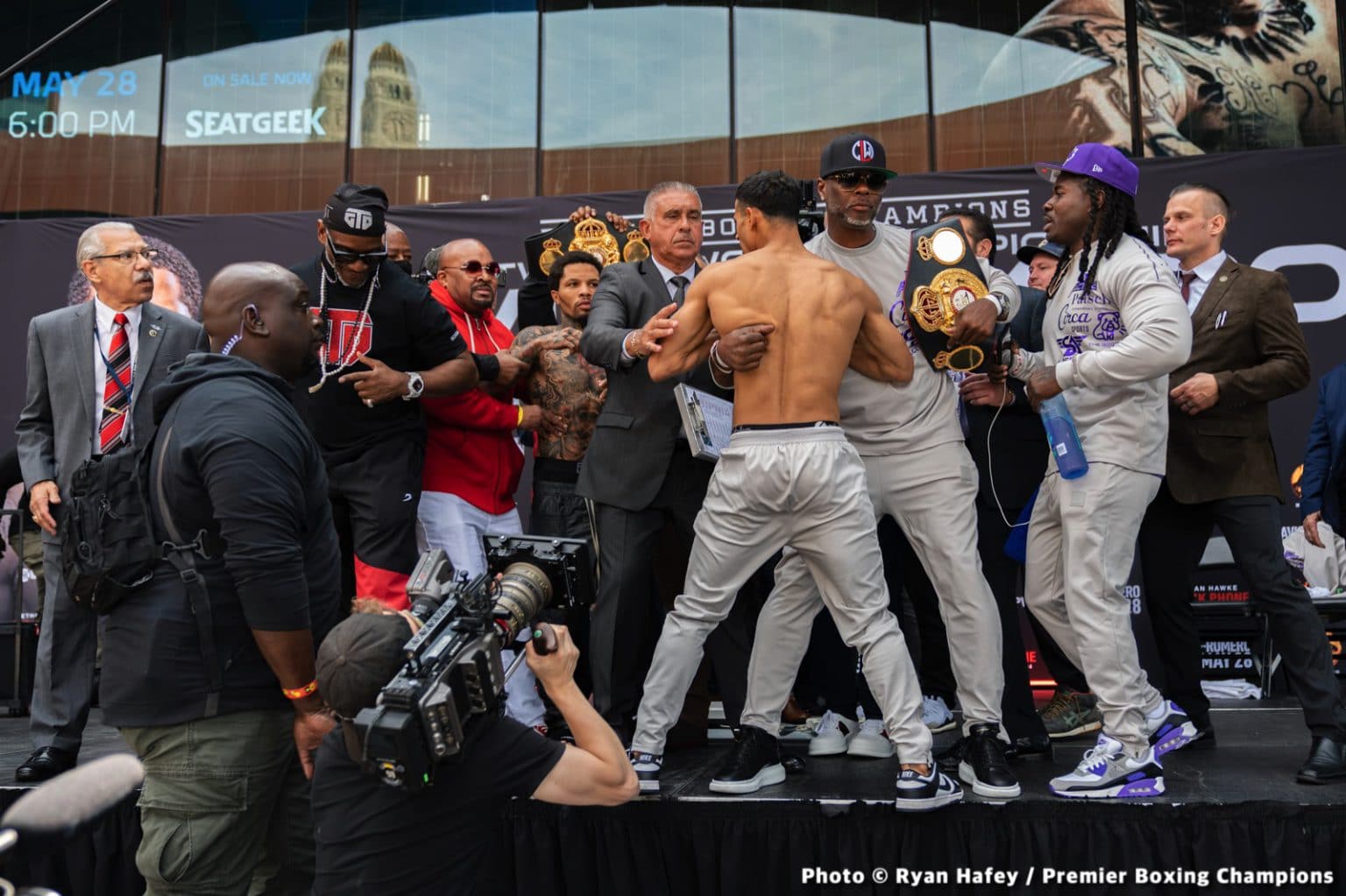 Davis - Romero Official Showtime Weigh In Results & Photos